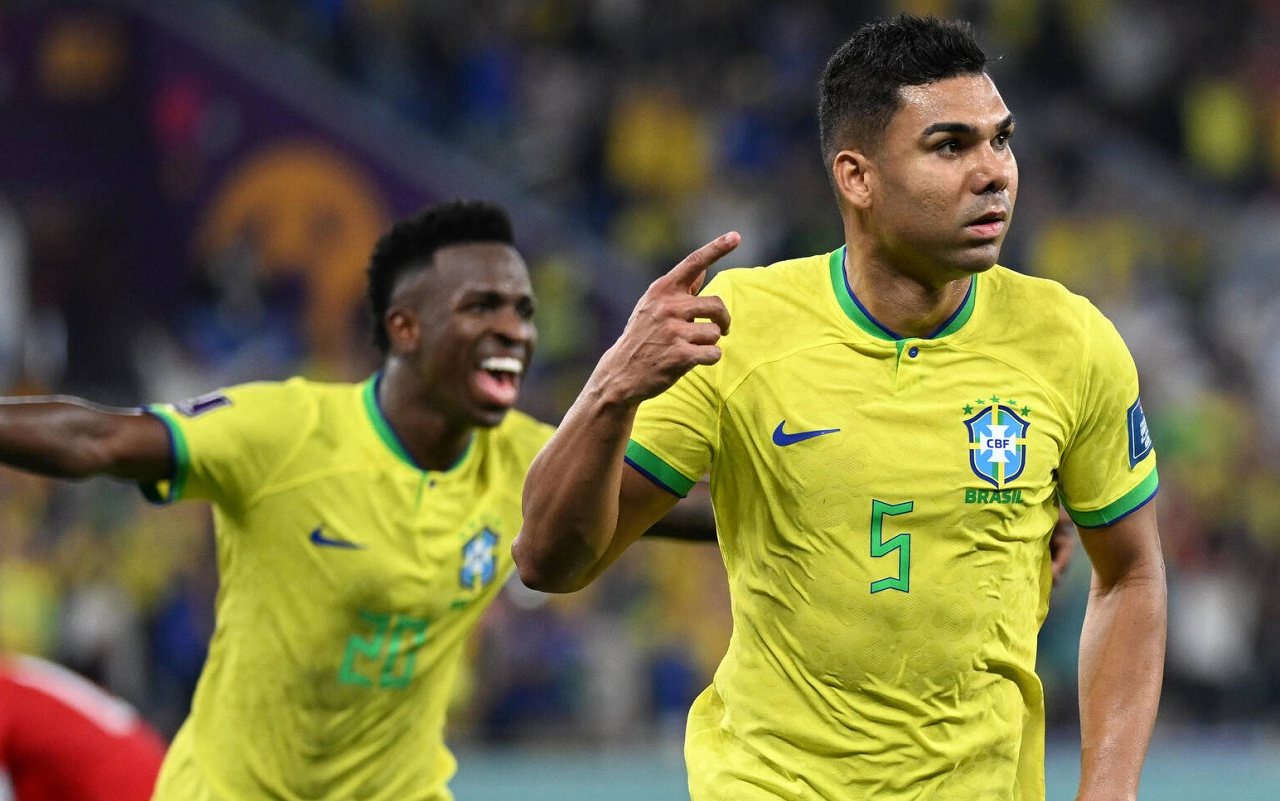 Juventus, Danilo chiama Casemiro a Torino: "Qui sarebbe a casa"