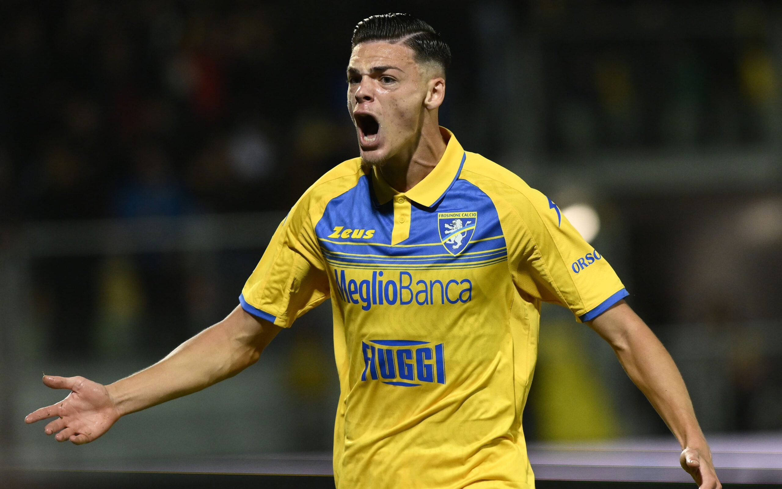 Il Frosinone presenta la quarta maglia stagionale | VIDEO