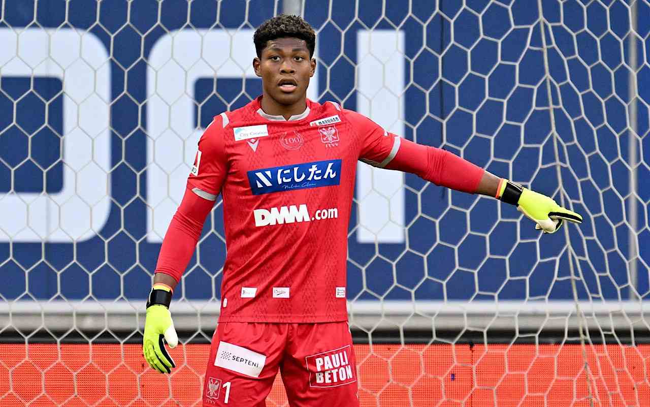 Chi è Zion Suzuki, il nuovo portiere del Parma