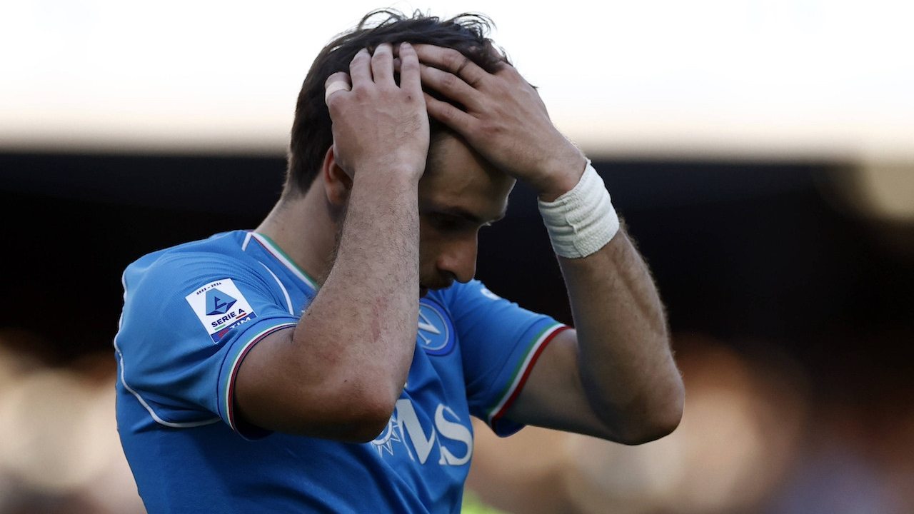 Napoli, lesione del legamento collaterale mediale per Kvaratskhelia: i tempi di recupero