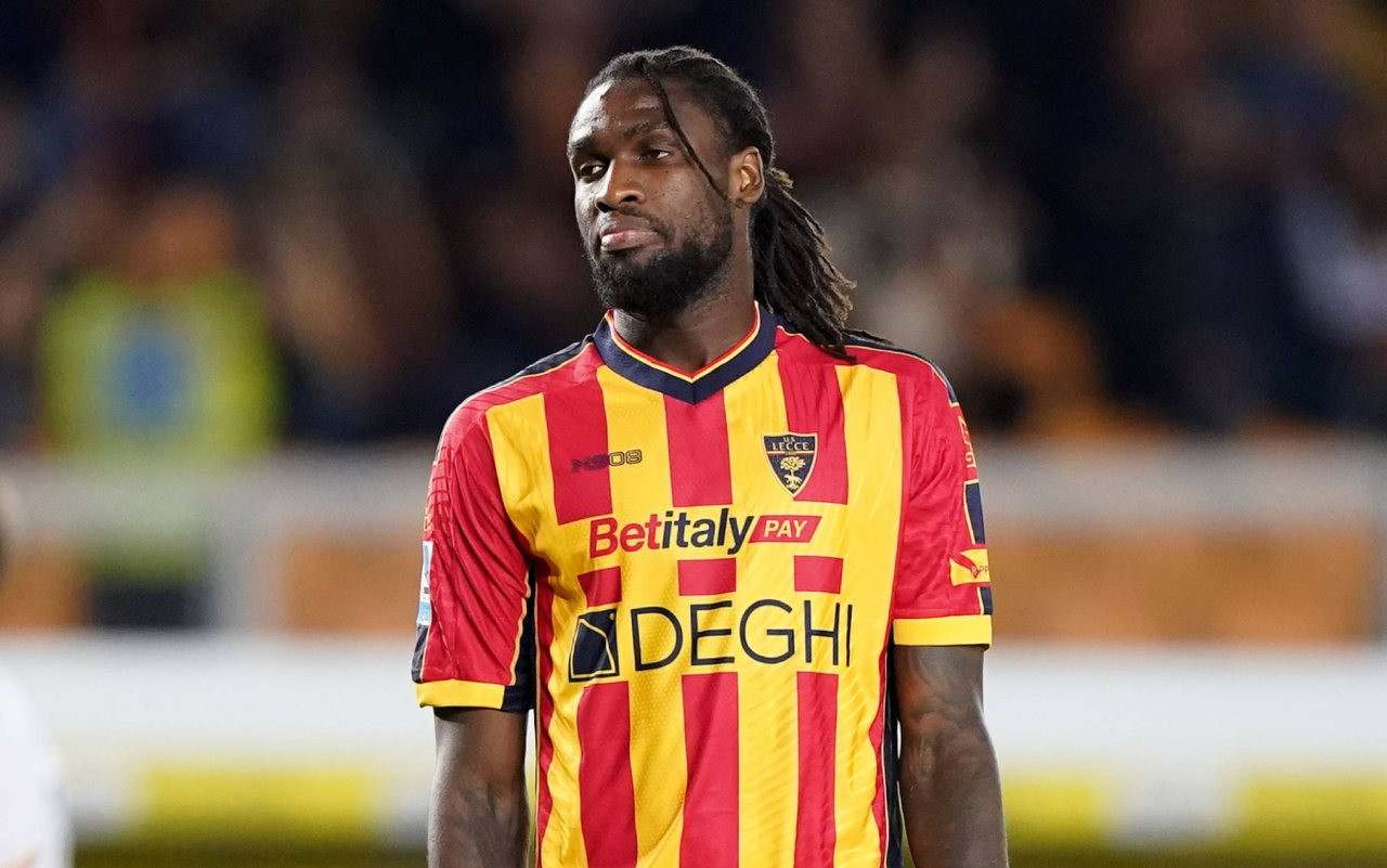 Lecce, infortunio per Gaspar: esce in barella contro la Roma Lecce, infortunio per Gaspar: esce in barella contro la Roma