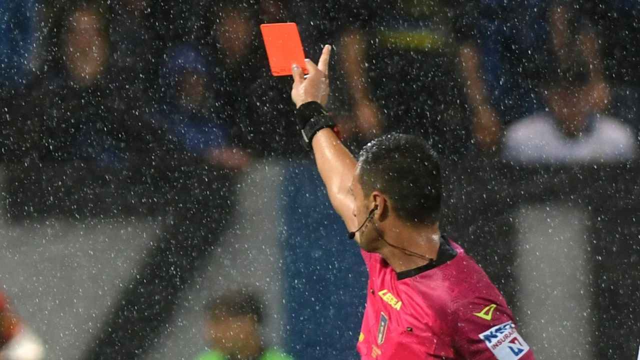 L'arbitro non lo ha nemmeno ammonito: salta una partita | Non era mai ...